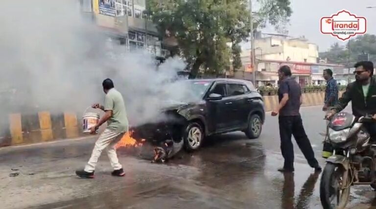 इंदौर में सड़क के बीच जलने लगी चलती हुई कार, जानिए चूहों ने क्या कर ...